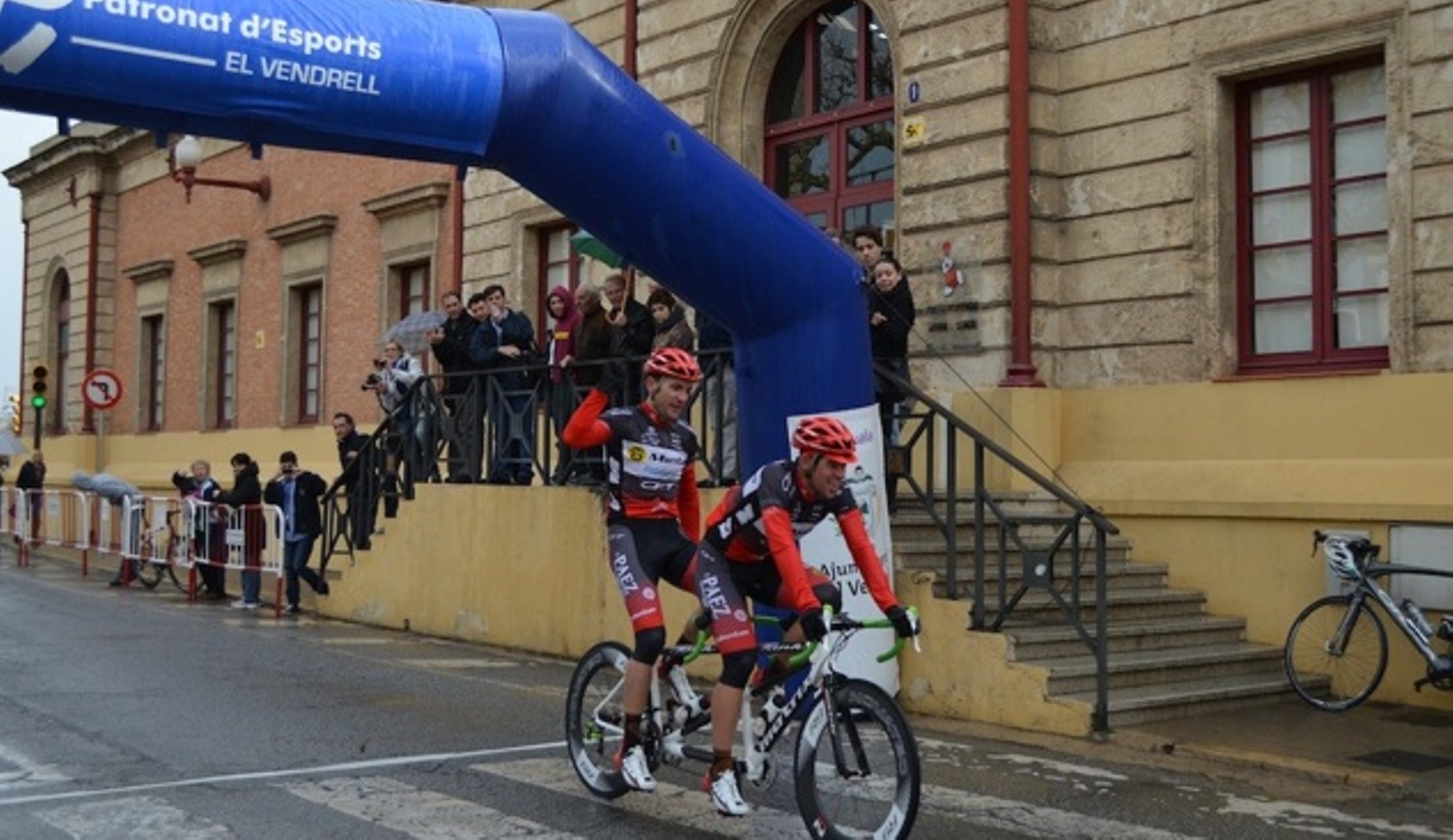El tándem Ávila-Font gana la carrera social de El Vendrell - Ciclo21