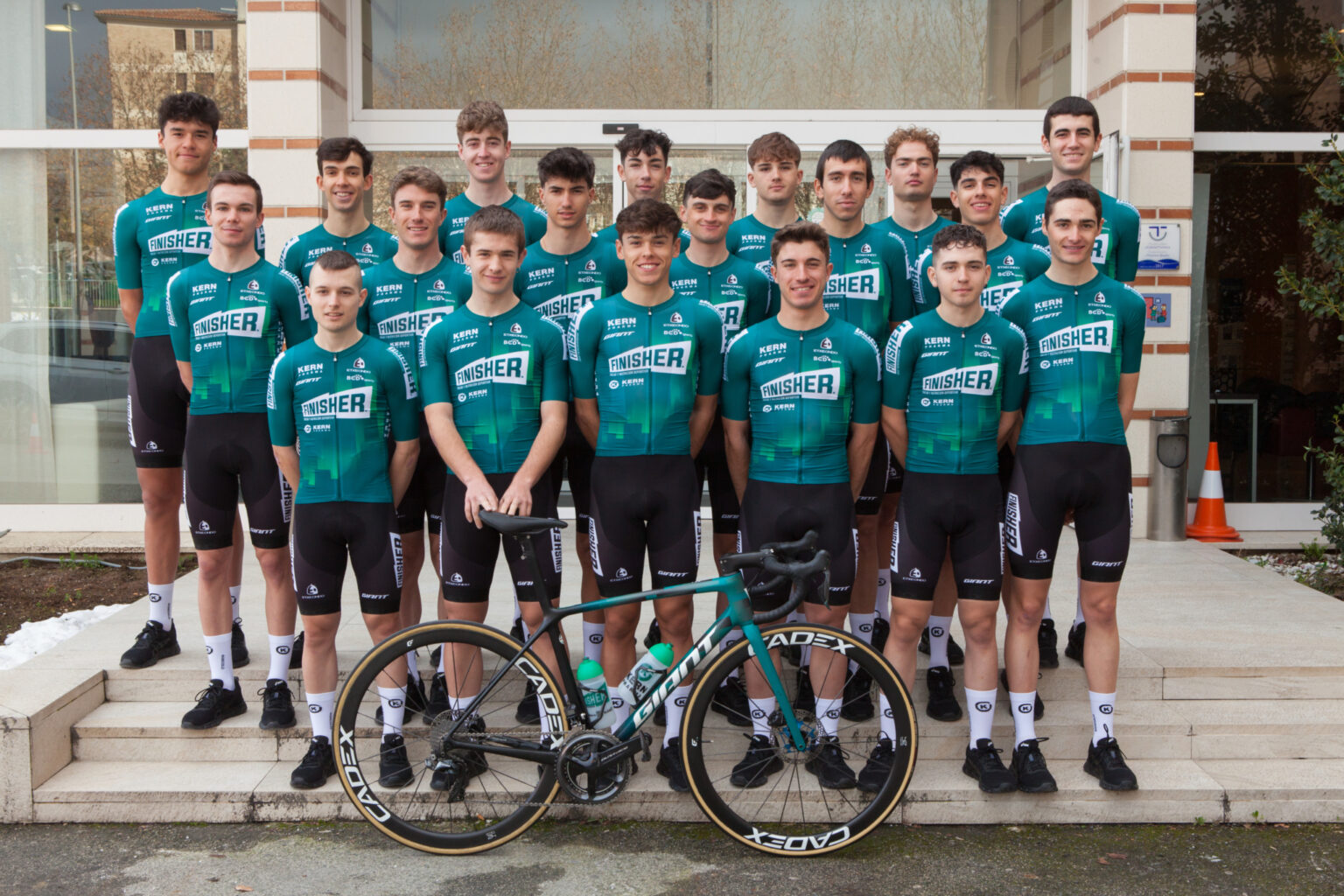 El Equipo Finisher celebra su presentación oficial - Ciclo21